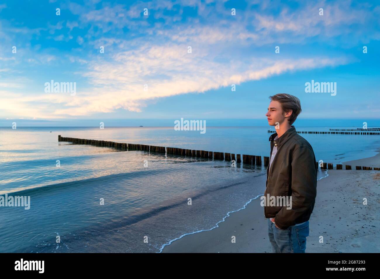 Boy watching sunset hi-res stock photography and images - Alamy