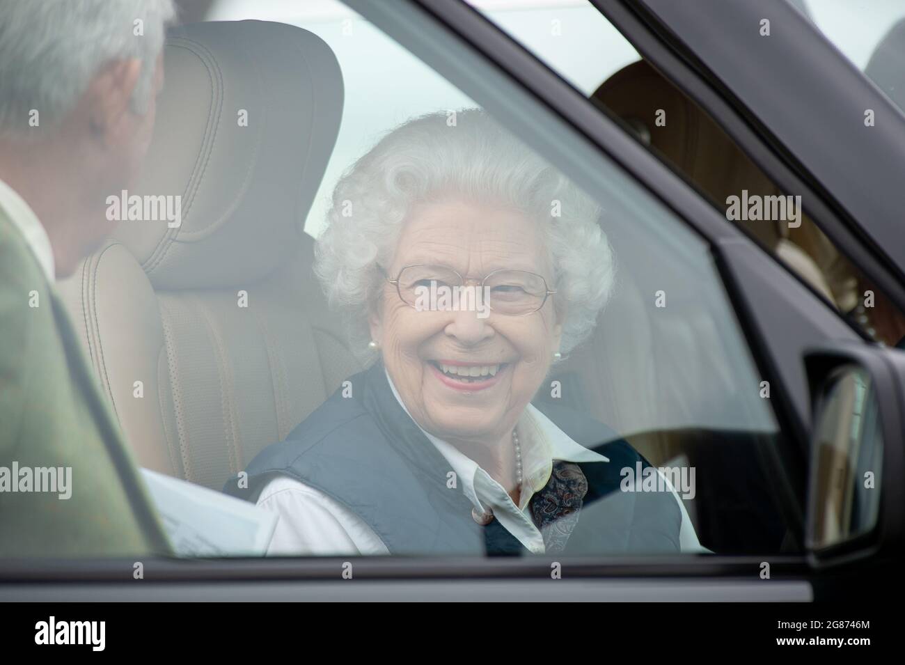 Queen elizabeth driving car hi-res stock photography and images - Alamy