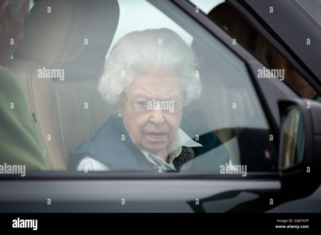 Queen driving range rover hi-res stock photography and images - Alamy