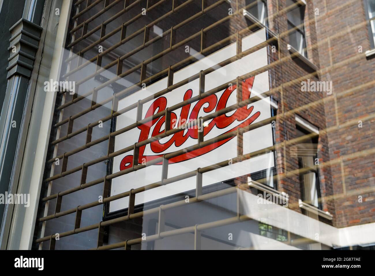 Leica camera shop london hi-res stock photography and images - Alamy