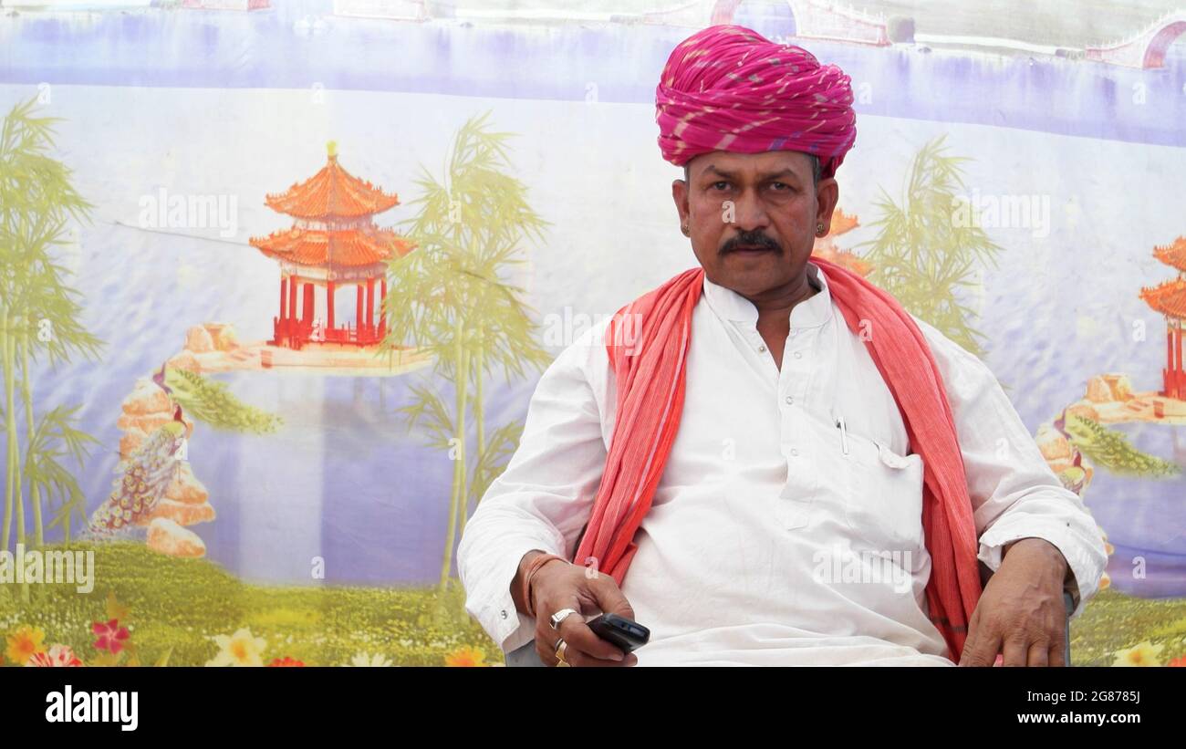 Indian male in traditional clothes Stock Photo - Alamy