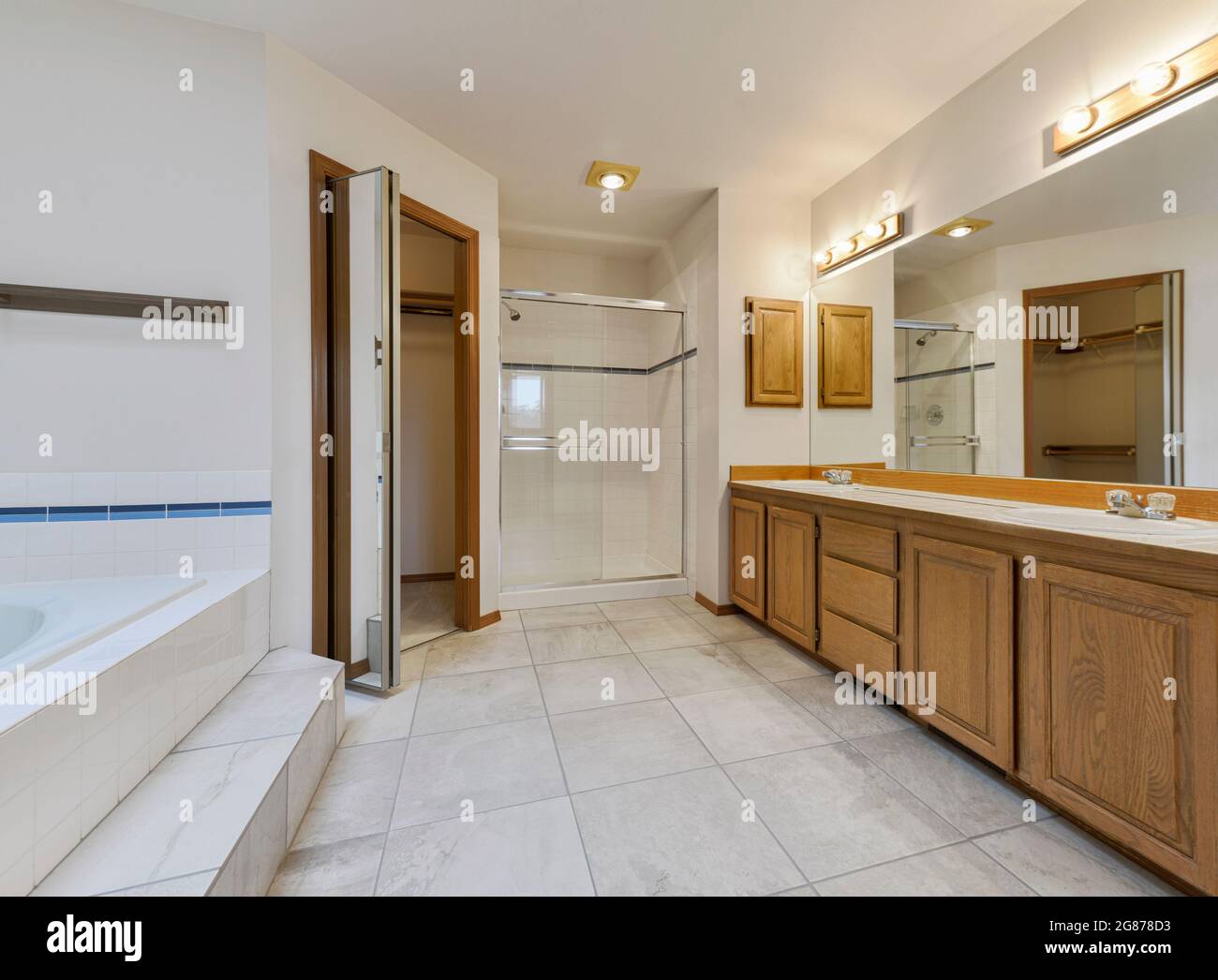 Modern residential bathroom interior Stock Photo - Alamy