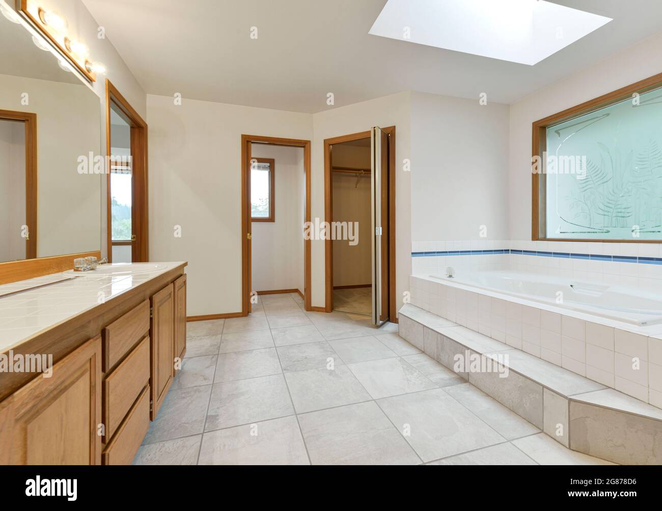 Modern residential bathroom interior Stock Photo - Alamy