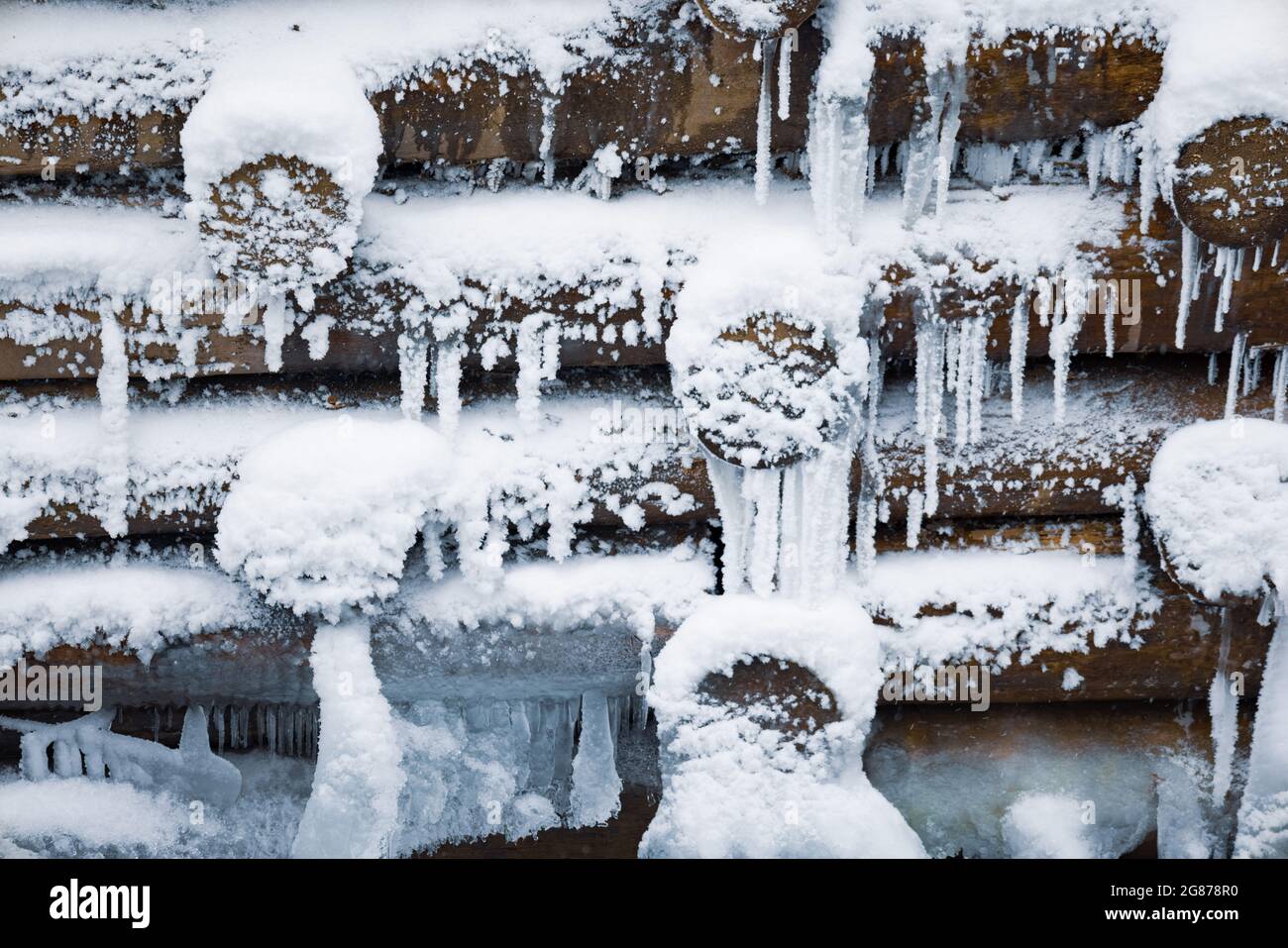 Strengthening of logs, wooden wall under snow in winter Stock Photo - Alamy