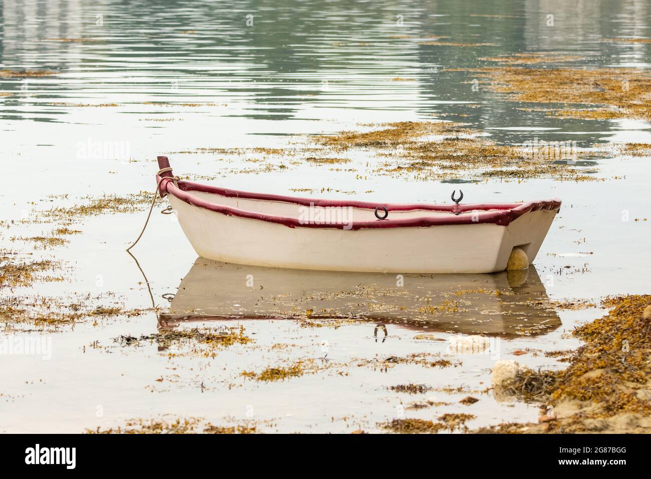 Red row boat hi-res stock photography and images - Alamy