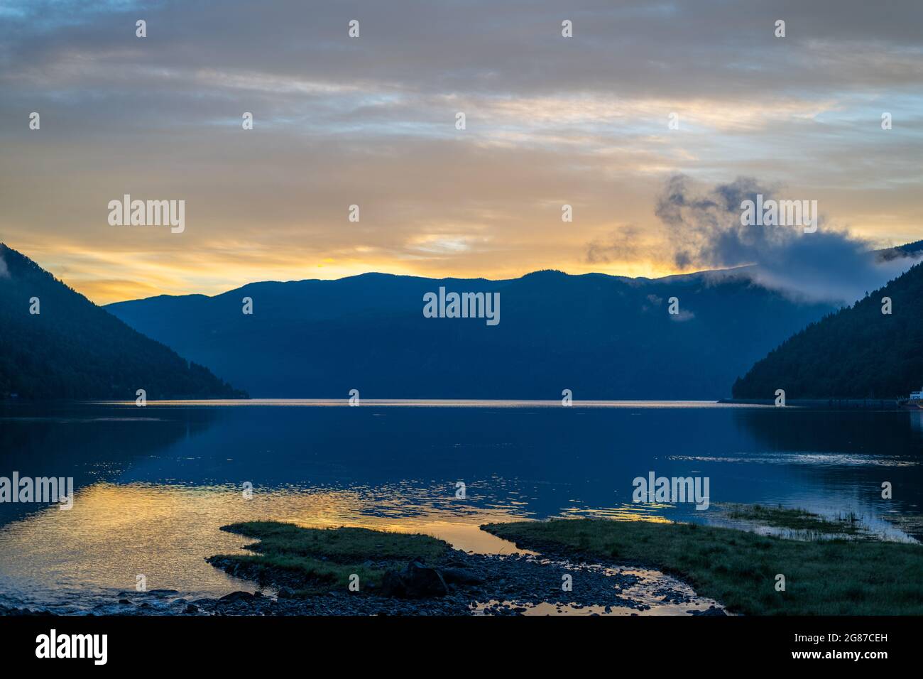 the morning sky over the fjord Tinnsjå is colored by the sun Stock ...
