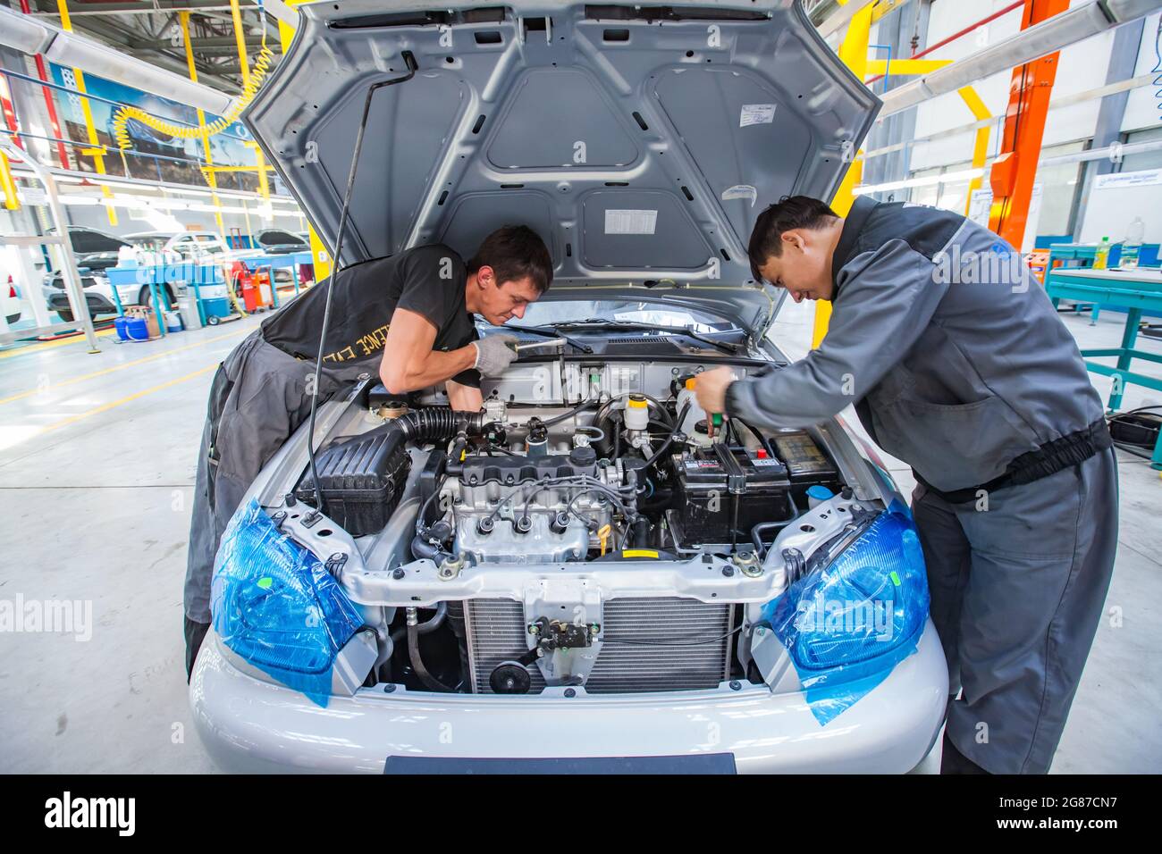 Engine install hi-res stock photography and images - Alamy