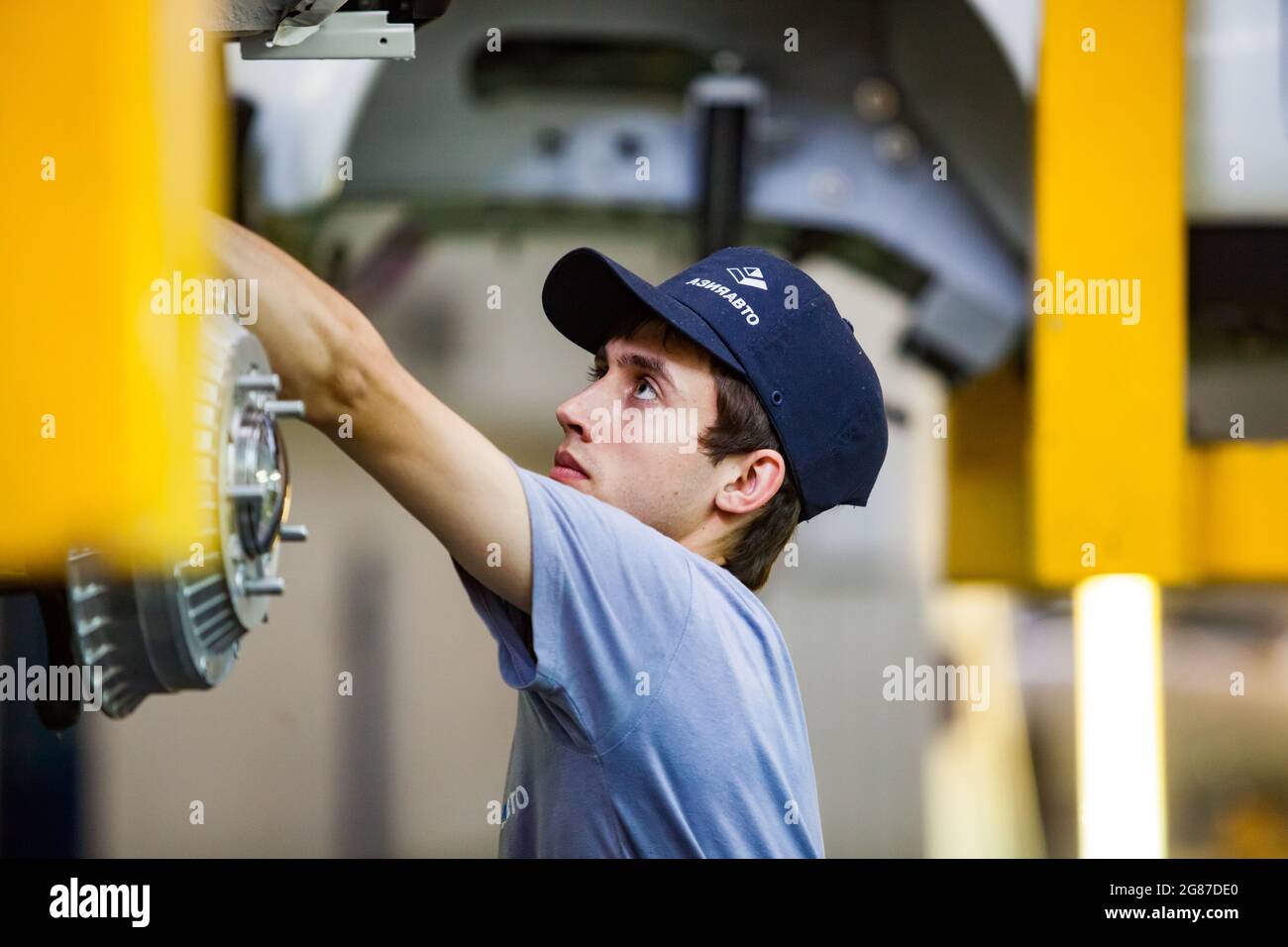 Car hoist hi-res stock photography and images - Alamy