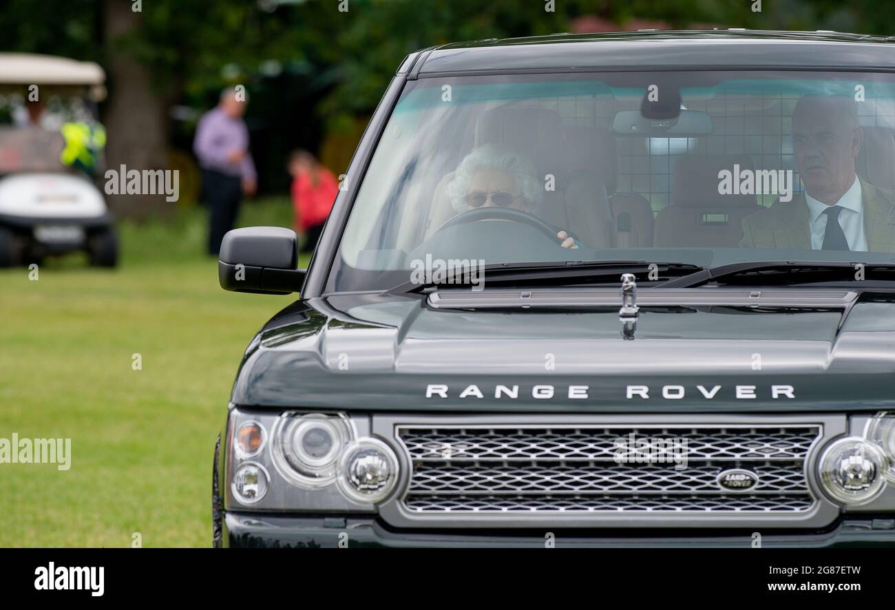 Queen elizabeth range rover drives hi-res stock photography and images ...