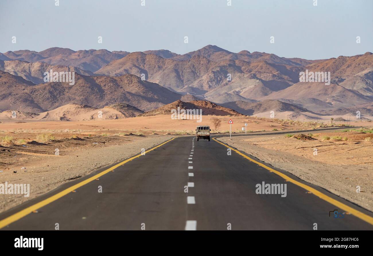 desert road in Saudi Arabia Stock Photo - Alamy