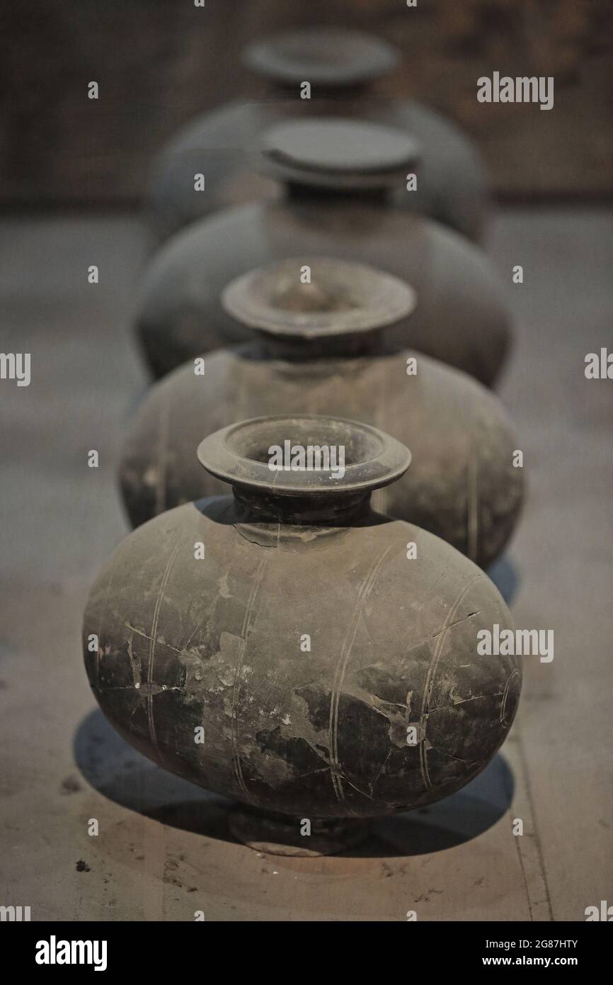 Terracotta funerary pottery for storage-Han Yang Ling-Emperor Jing's ...