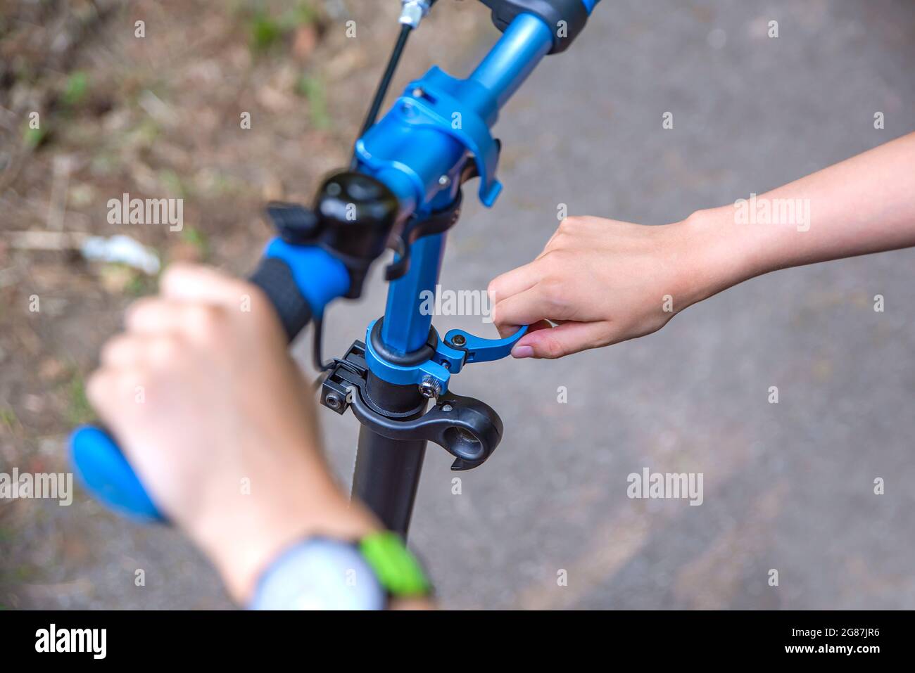 The wheel of a scooter. Adjusting the position of the scooter steering ...