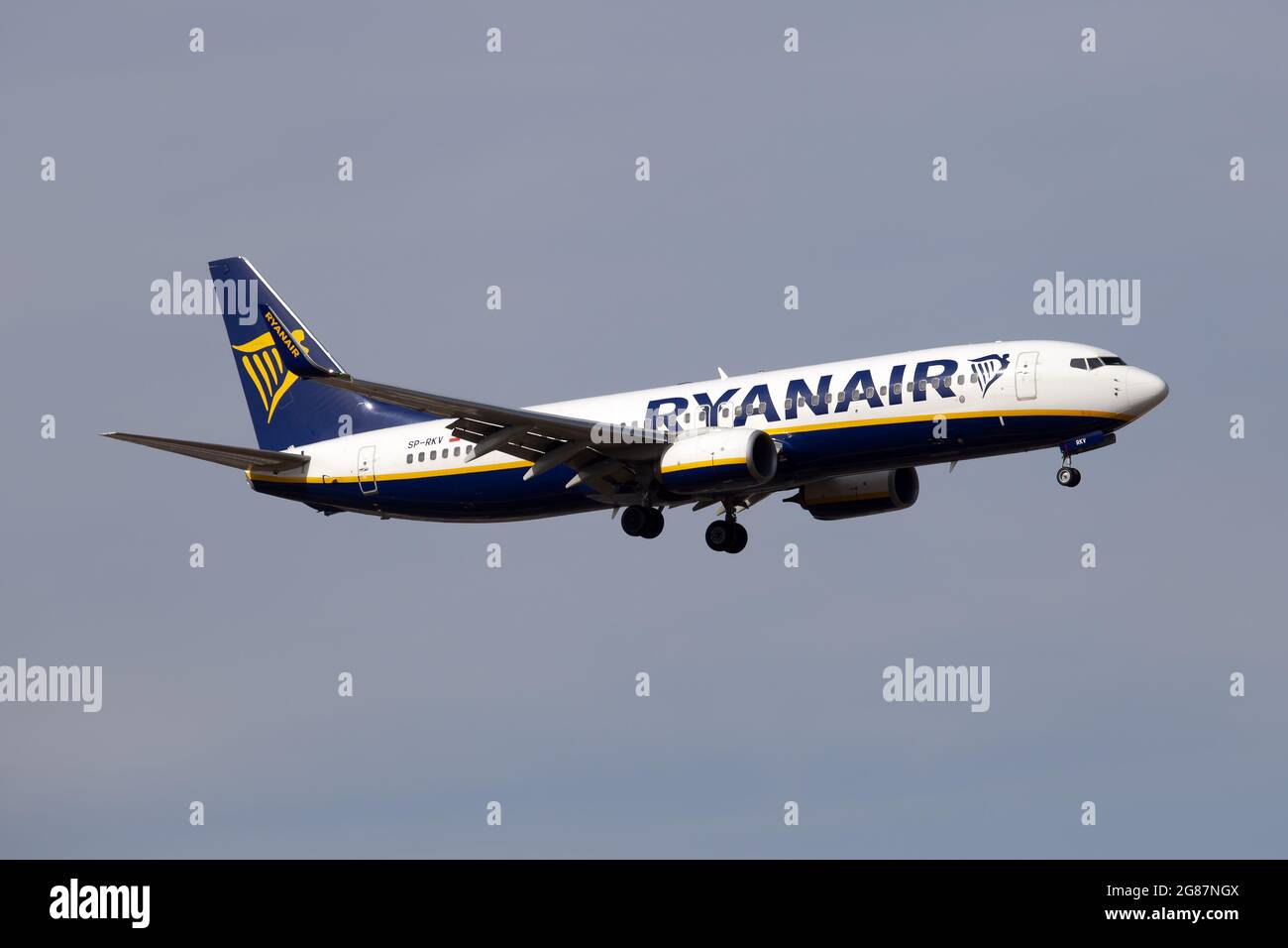 Ryanair 737 800 rome hi-res stock photography and images - Alamy