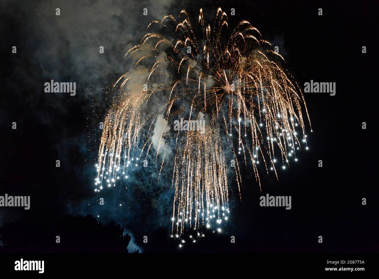 Fireworks in night sky close hi-res stock photography and images - Alamy