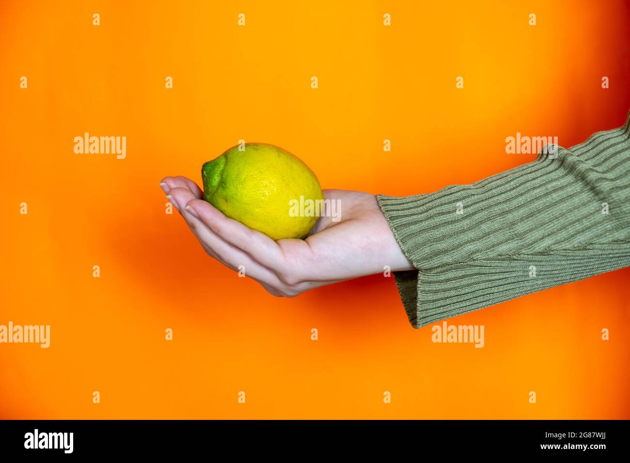 Arab lady spa hi-res stock photography and images - Alamy