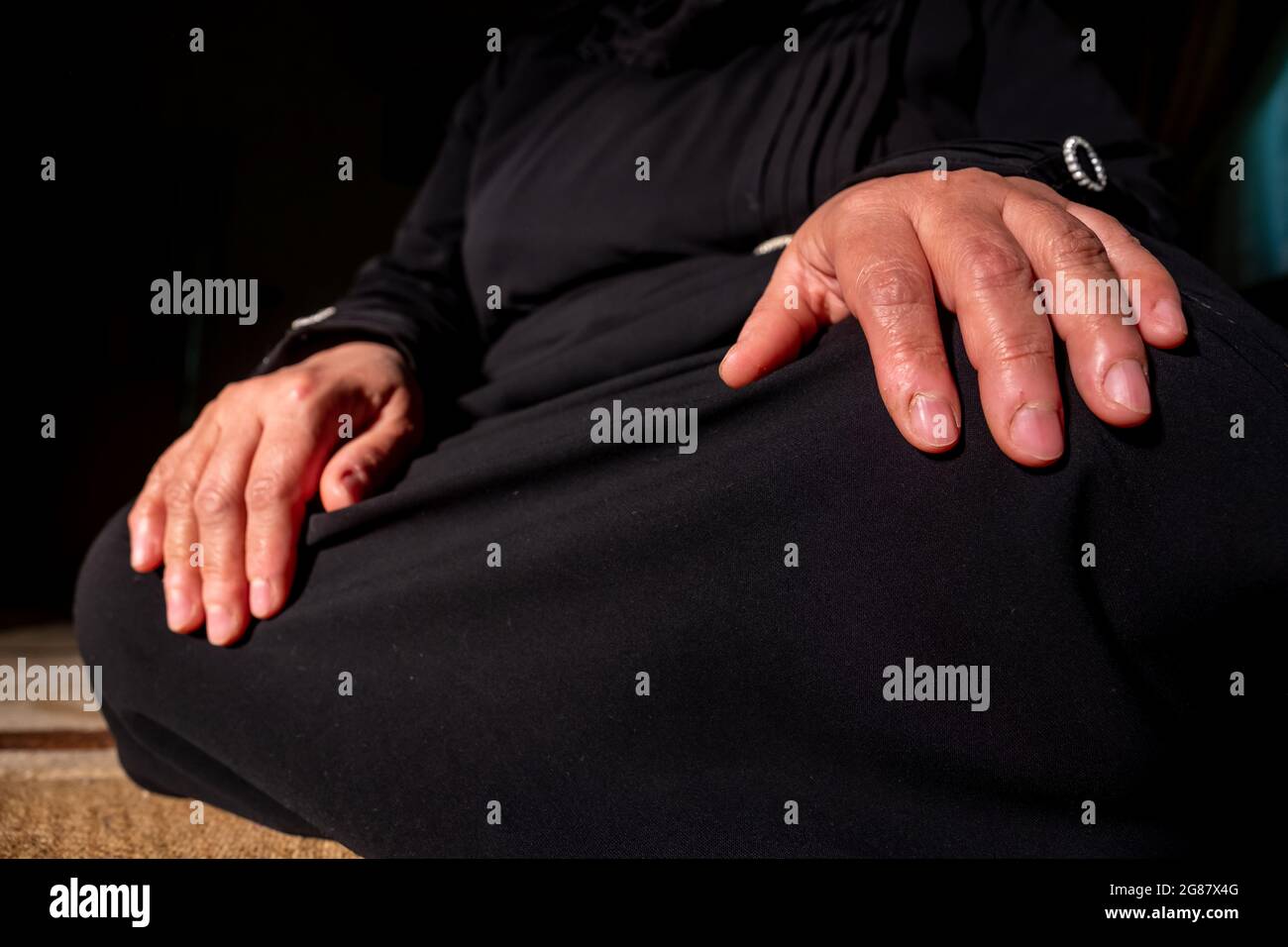 Muslim woman praying for allah Stock Photo - Alamy
