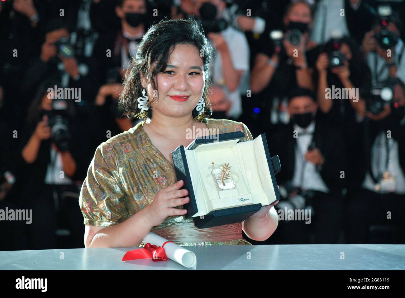 Tang Yi pose with the Best Short Movie Award for 'Tous les corbeaux du ...