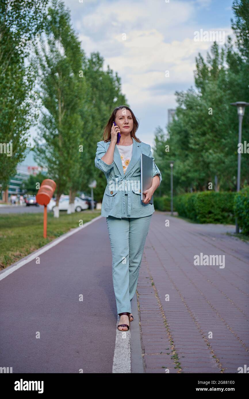 Walking user icon hi-res stock photography and images - Alamy