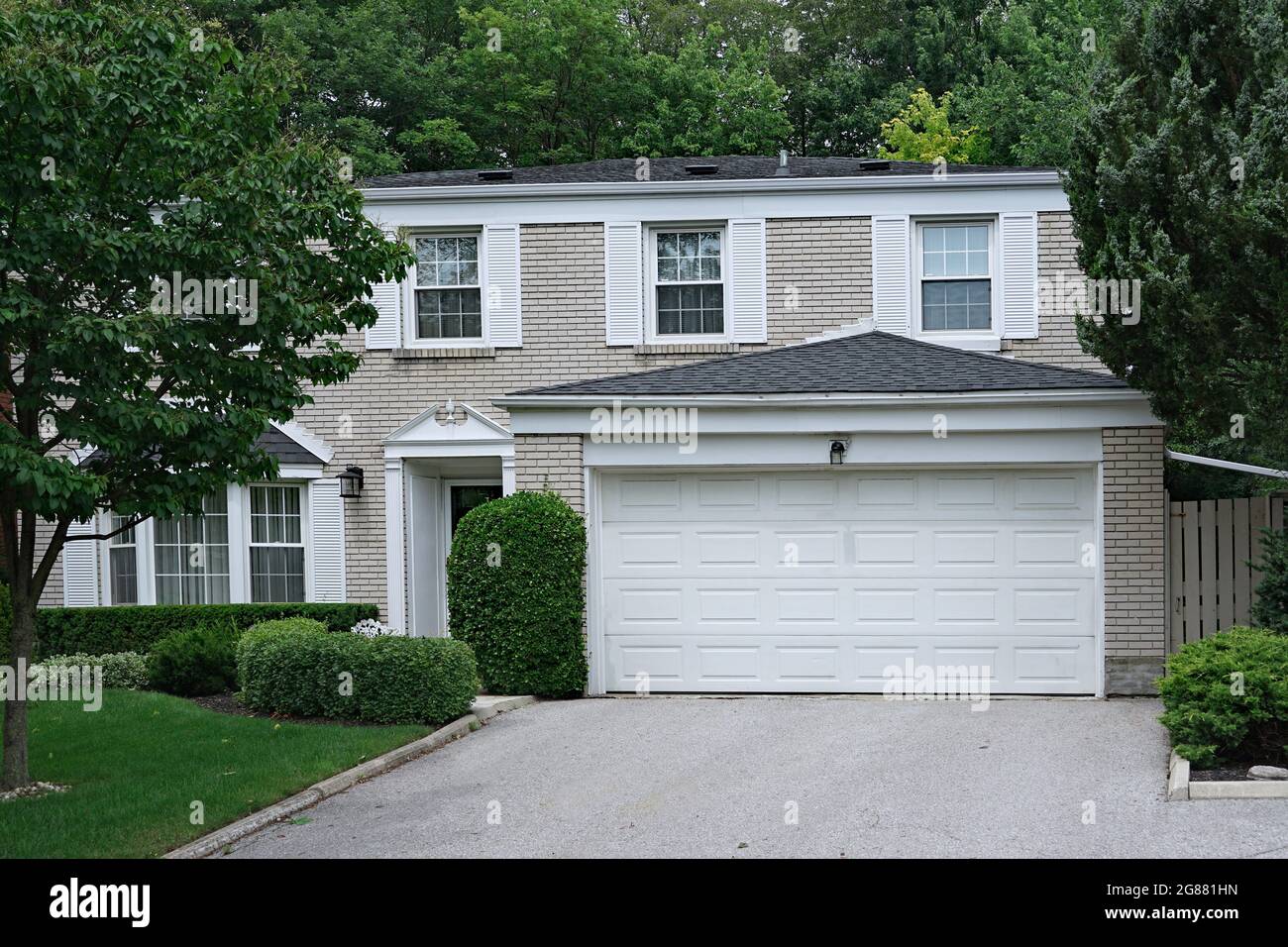 Two story home garage hi-res stock photography and images - Alamy