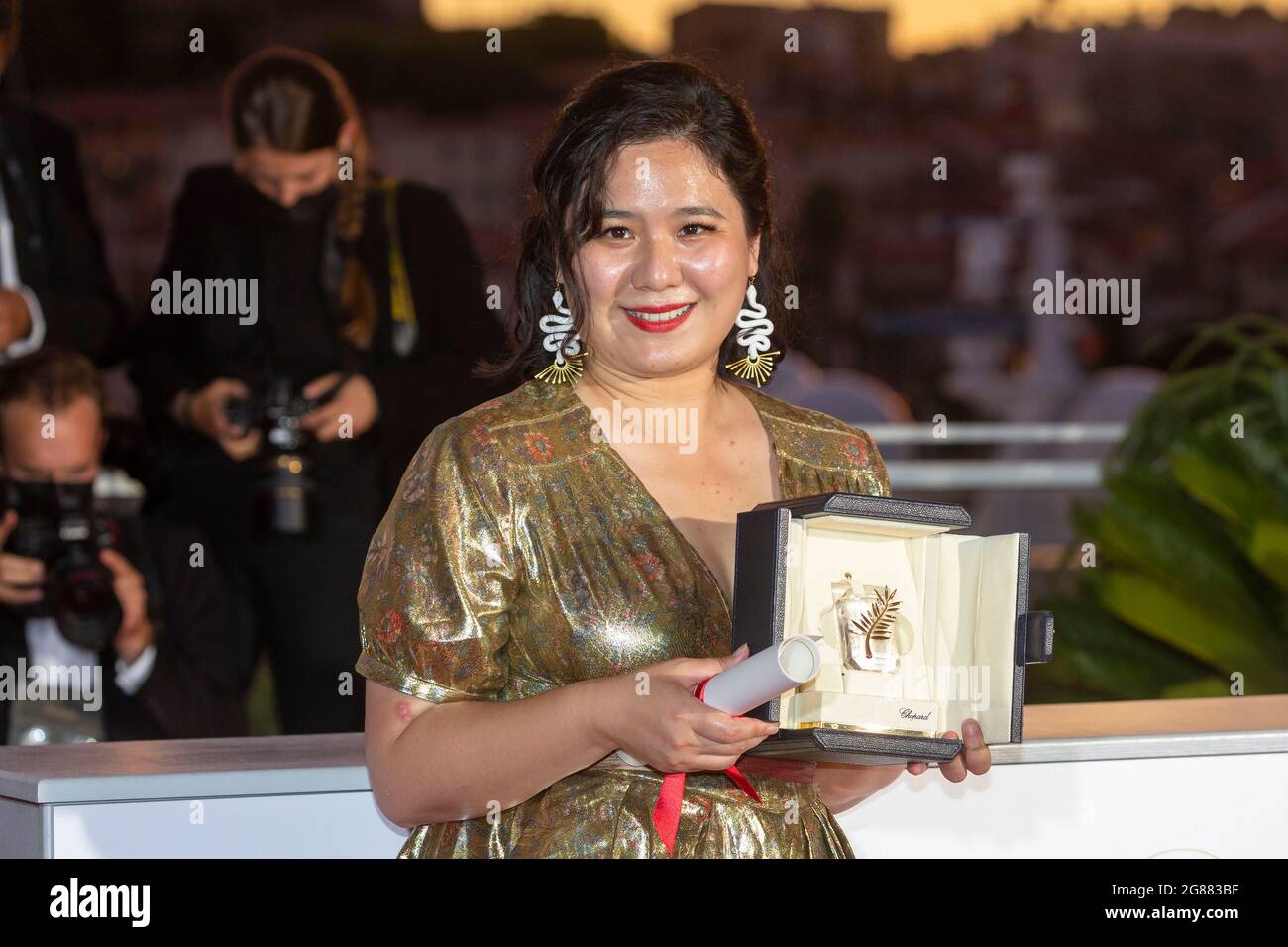 Tang Yi poses with the Best Short Movie Award for 'Tous les corbeaux du ...