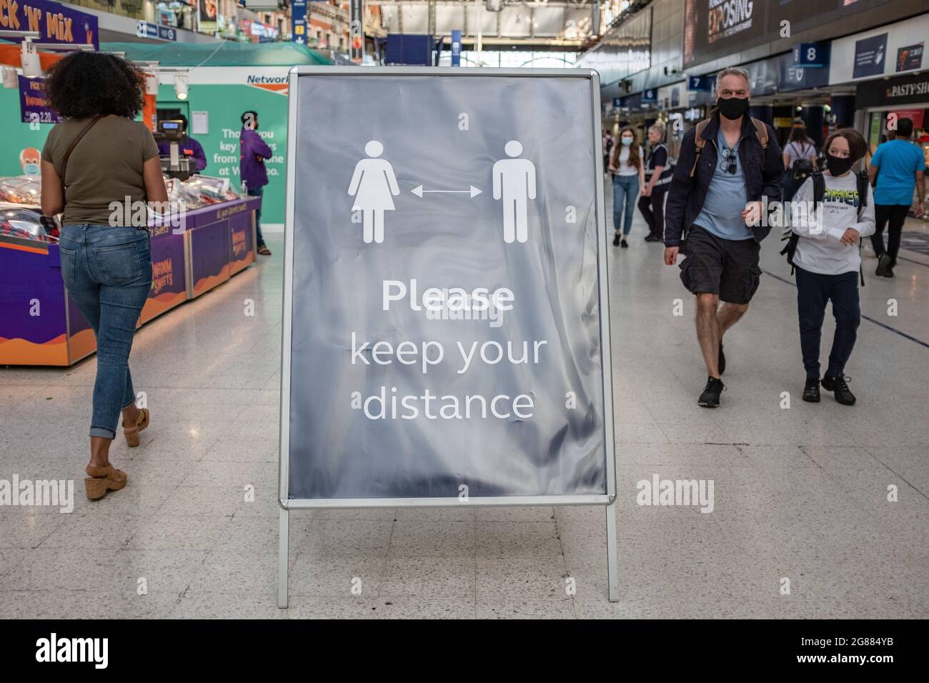 Please keep your distance signs hi-res stock photography and images - Alamy