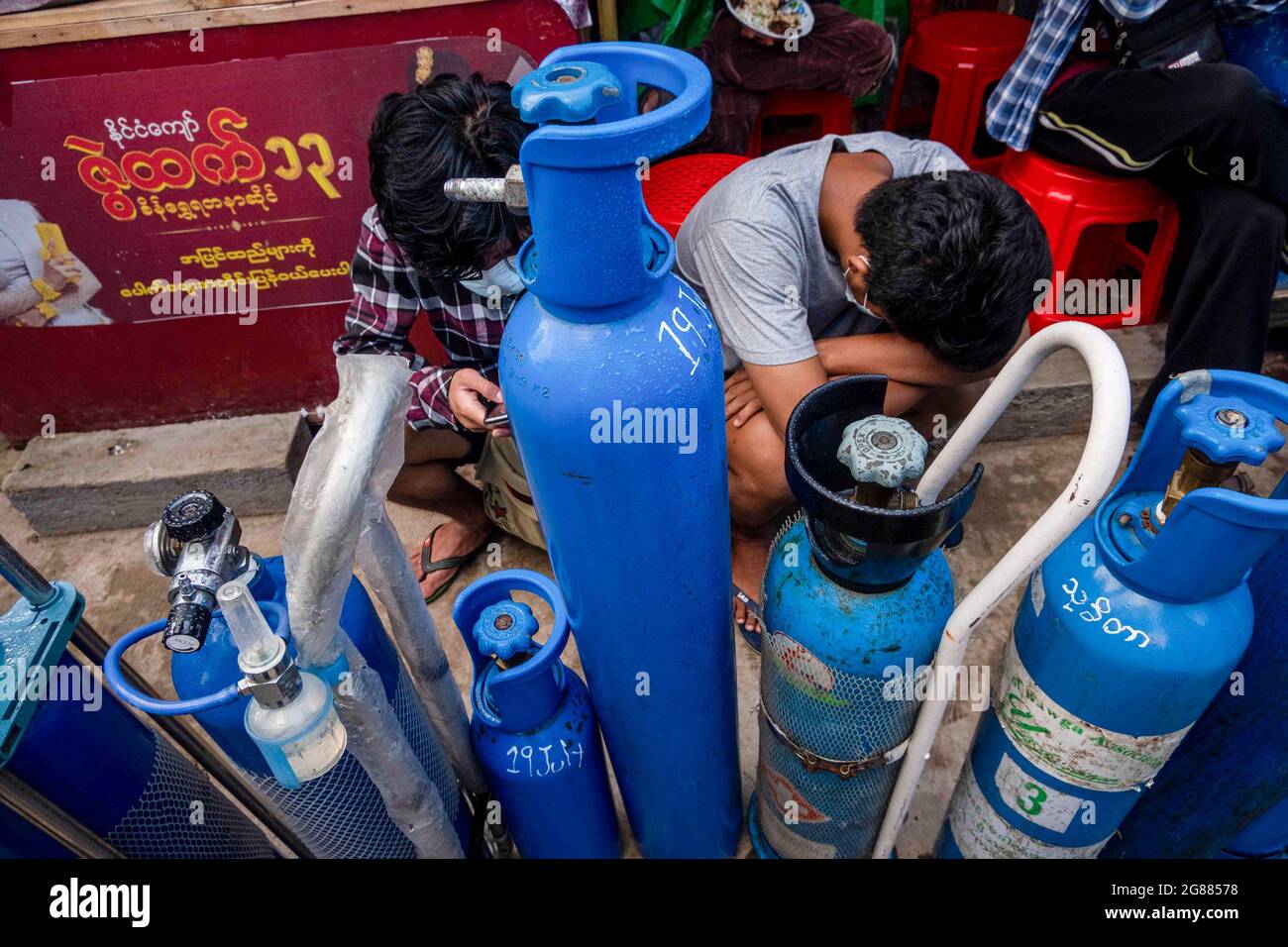Empty oxygen tanks hi-res stock photography and images - Alamy