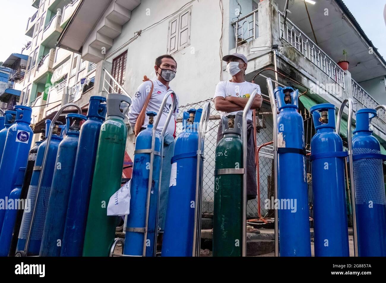 Empty oxygen tanks hi-res stock photography and images - Alamy