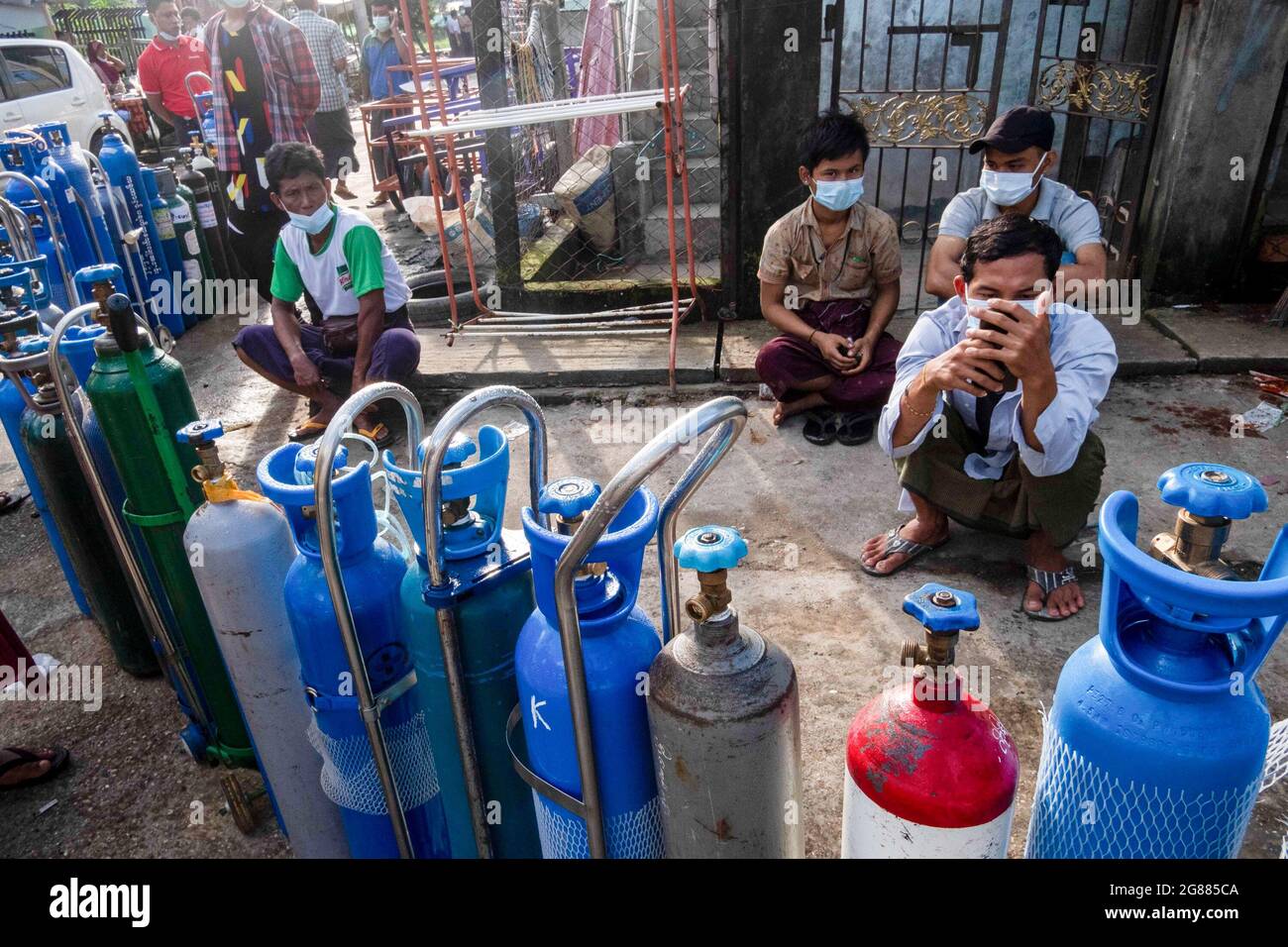 Empty oxygen tanks hi-res stock photography and images - Alamy