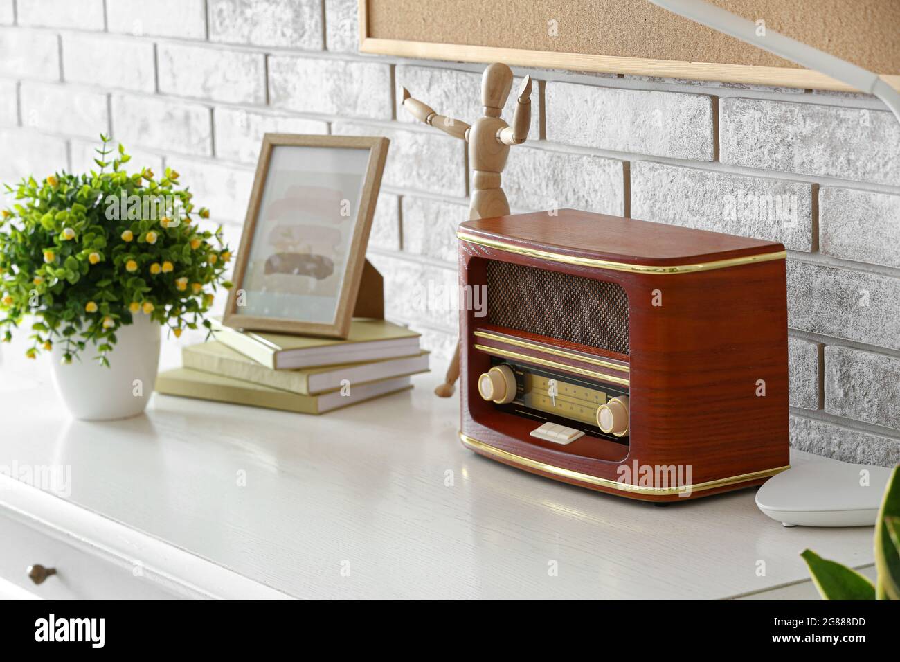 Retro radio receiver frame hi-res stock photography and images - Alamy