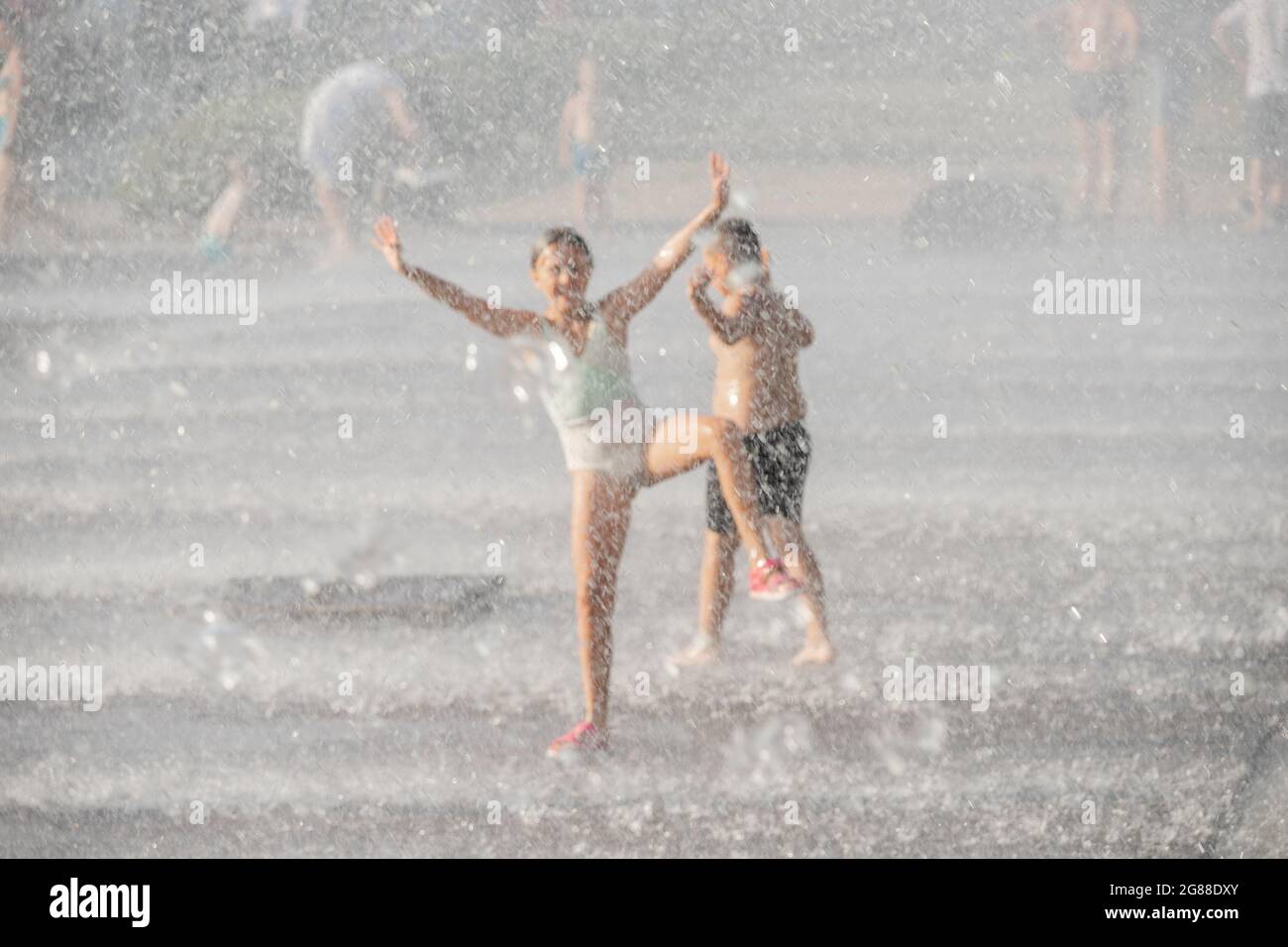 Girls cooling off in fountain hi-res stock photography and images - Alamy