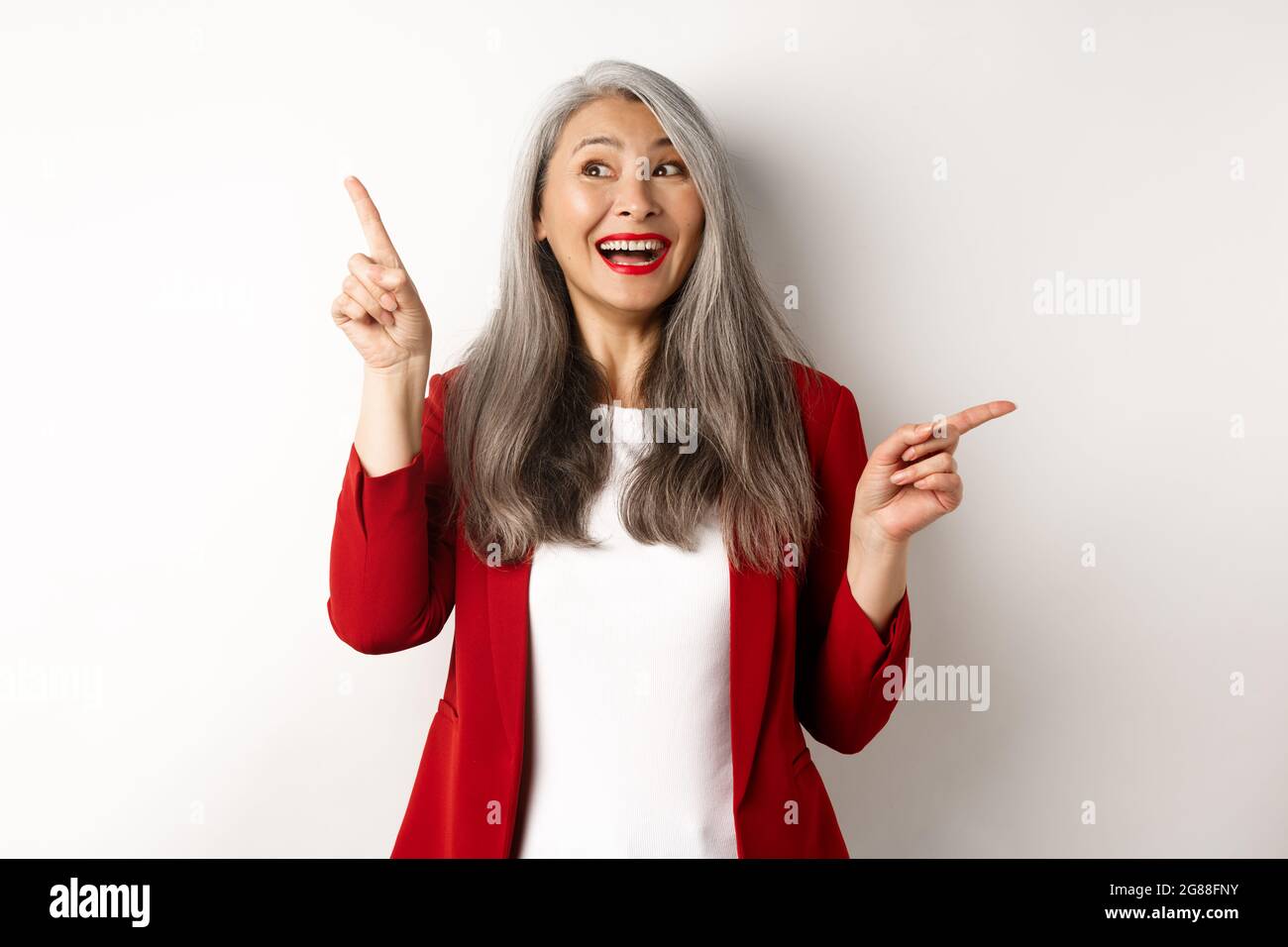 Old lady looking sideways hi-res stock photography and images - Alamy