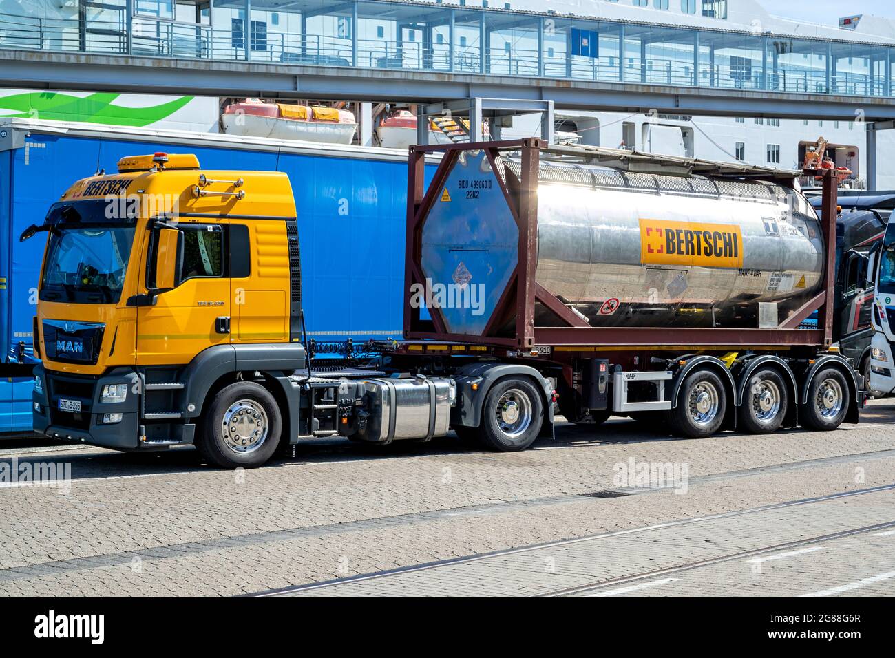 Iso tank container hi-res stock photography and images - Alamy