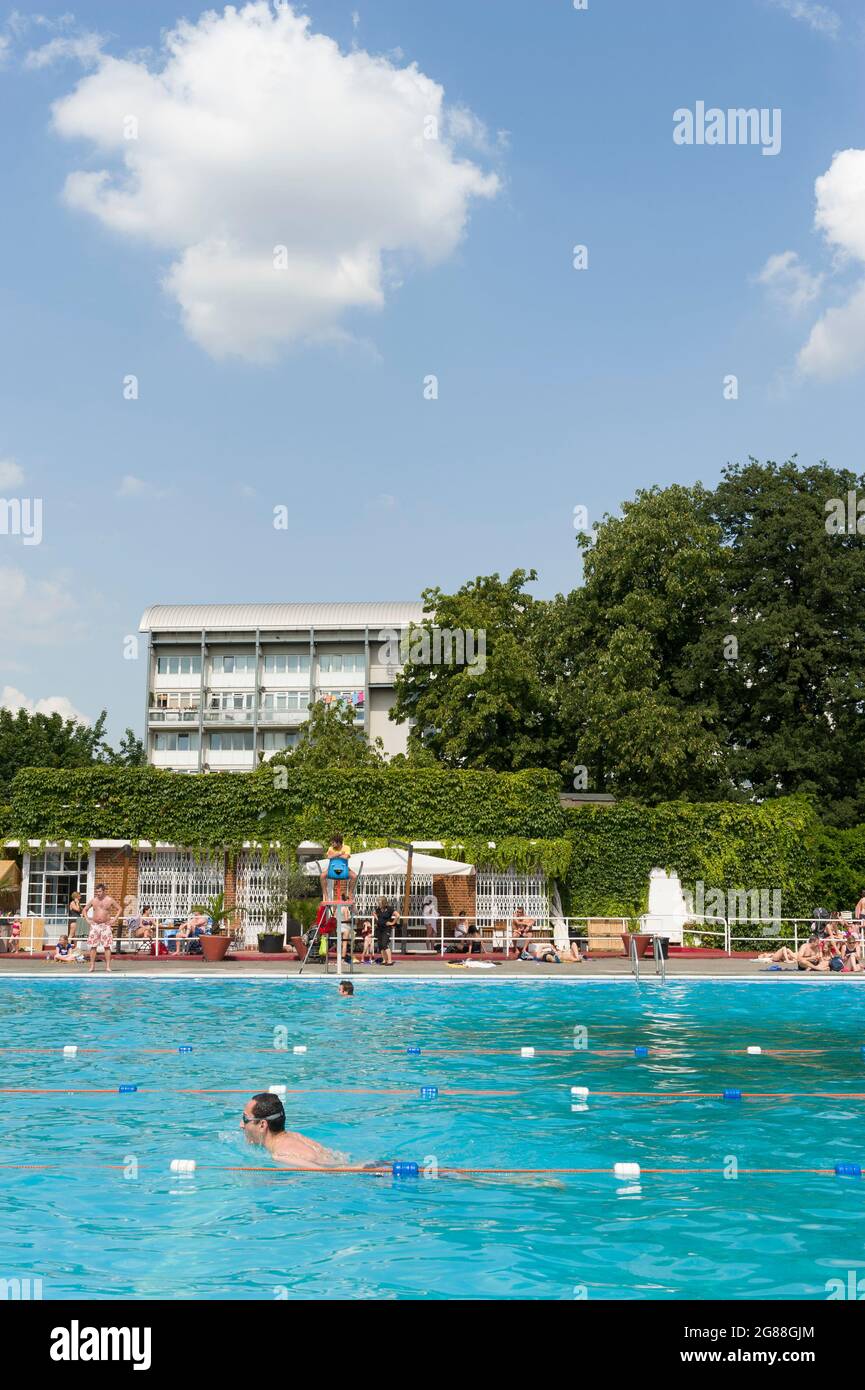 A man swimming at Brockwell Lido, Brockwell Park, London, UK. 8 Aug ...