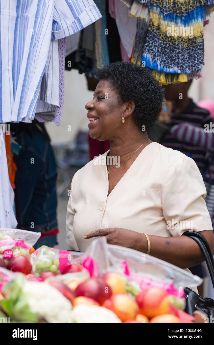Multi ethnic market shoppers hi-res stock photography and images - Alamy