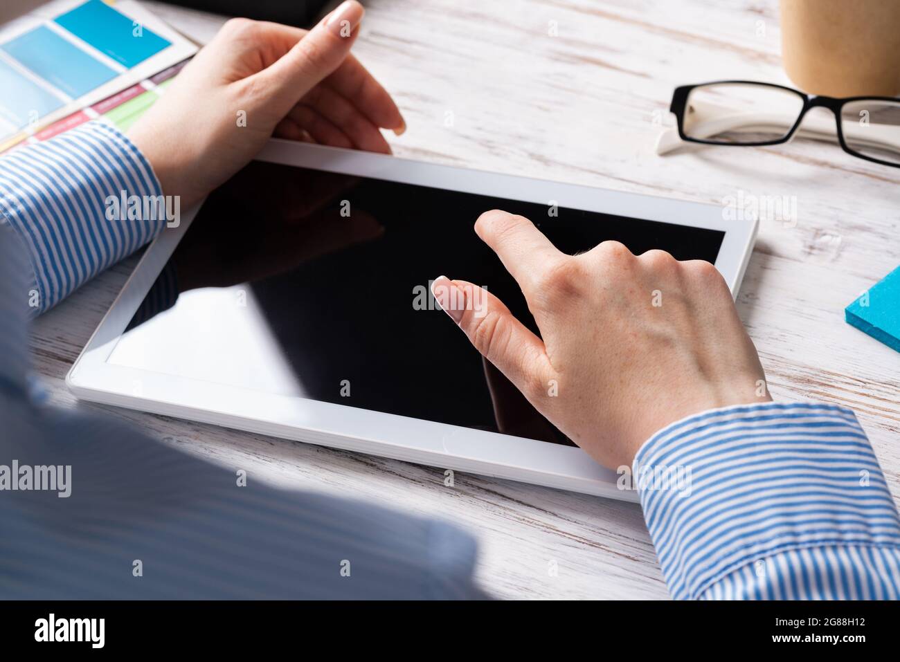 Business lady using tablet computer at desk Stock Photo - Alamy