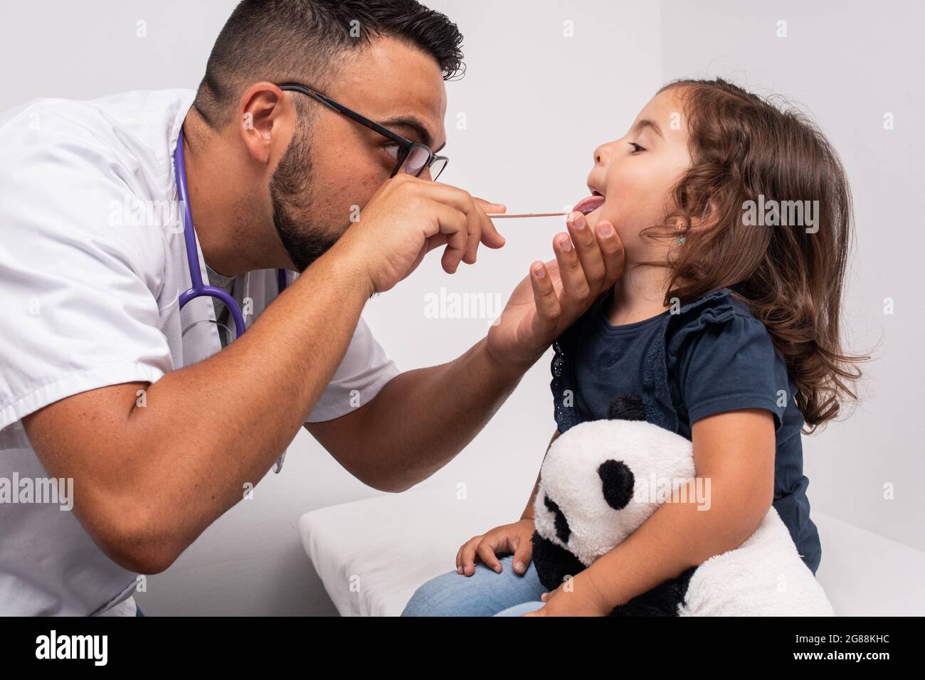 Doctors throat check hi-res stock photography and images - Alamy