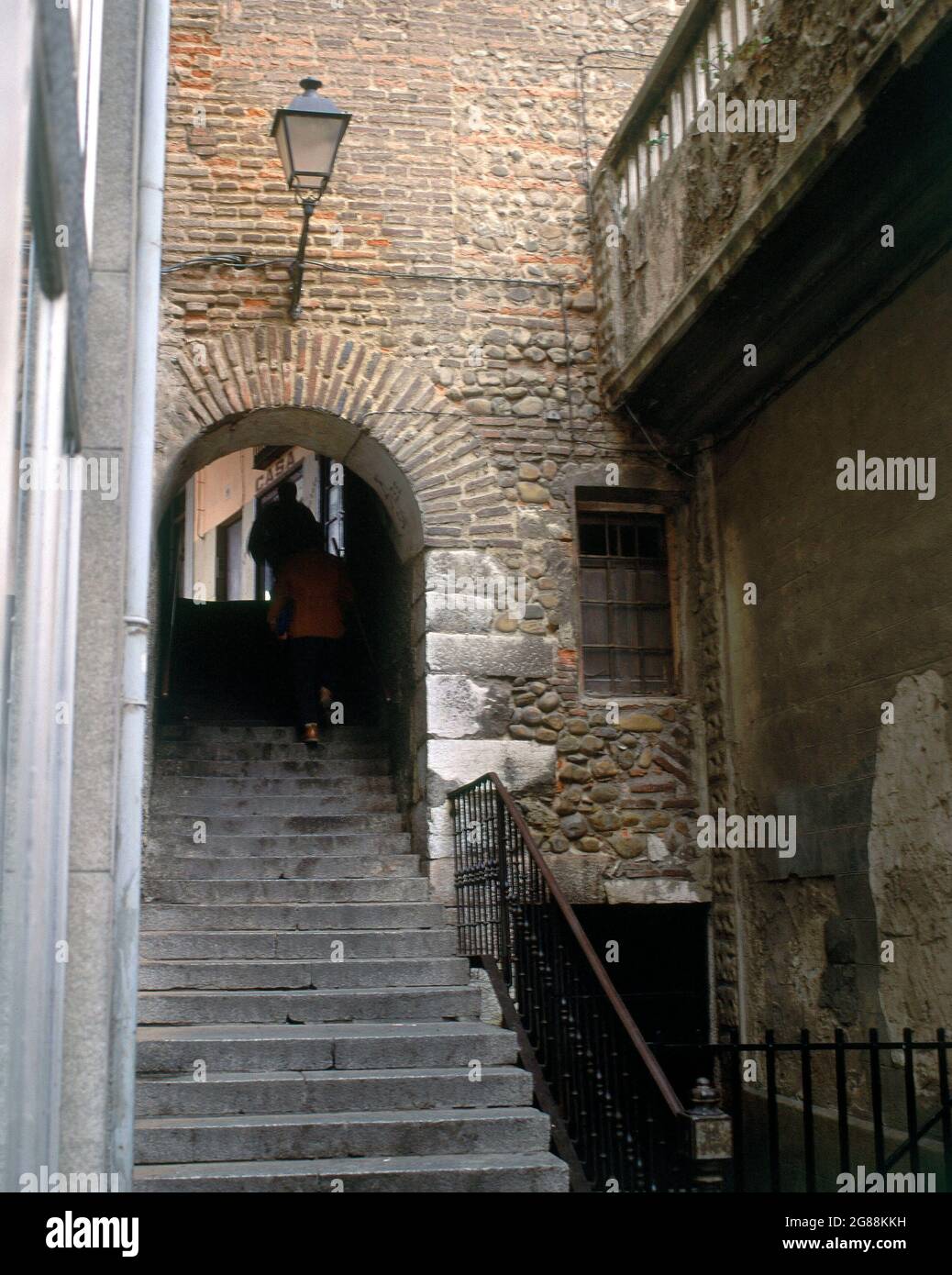 PASADIZO DE ESCALERAS CON ARCO DE ACCESO A LA PLAZA MAYOR. Location ...
