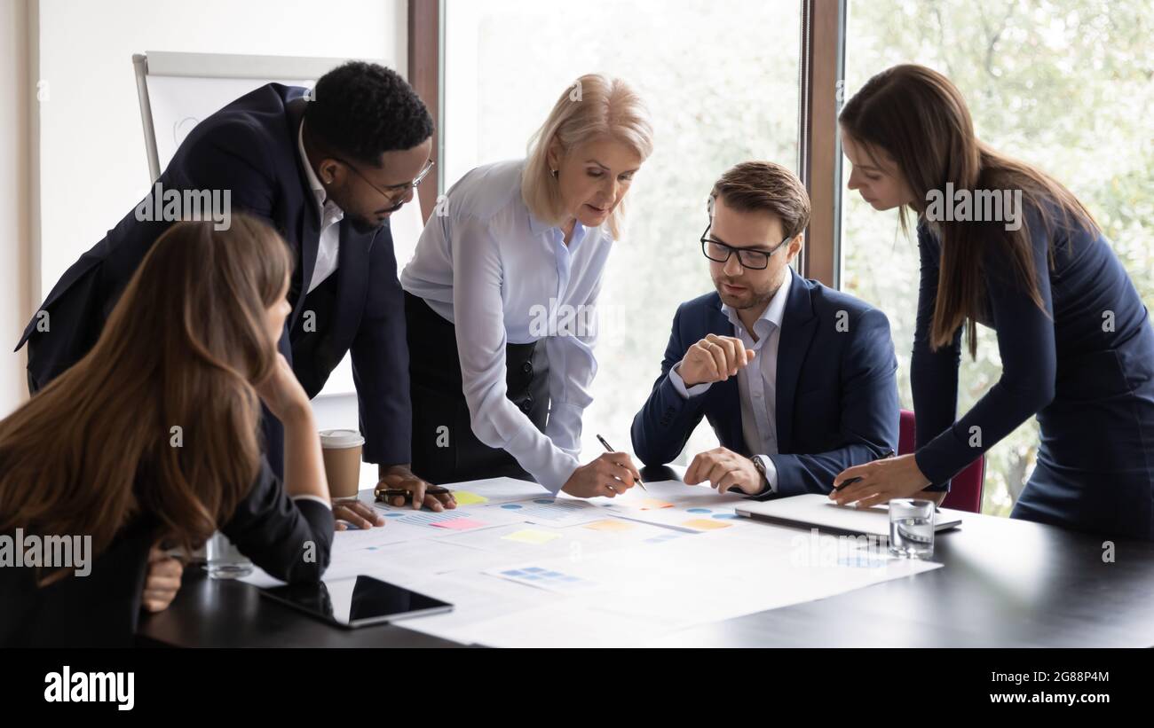 Meeting mentor research business hi-res stock photography and images ...