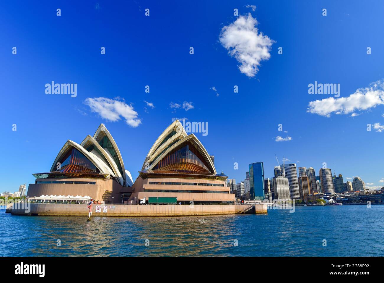 Sydney Opera House and skyline of Sydney central business district in ...