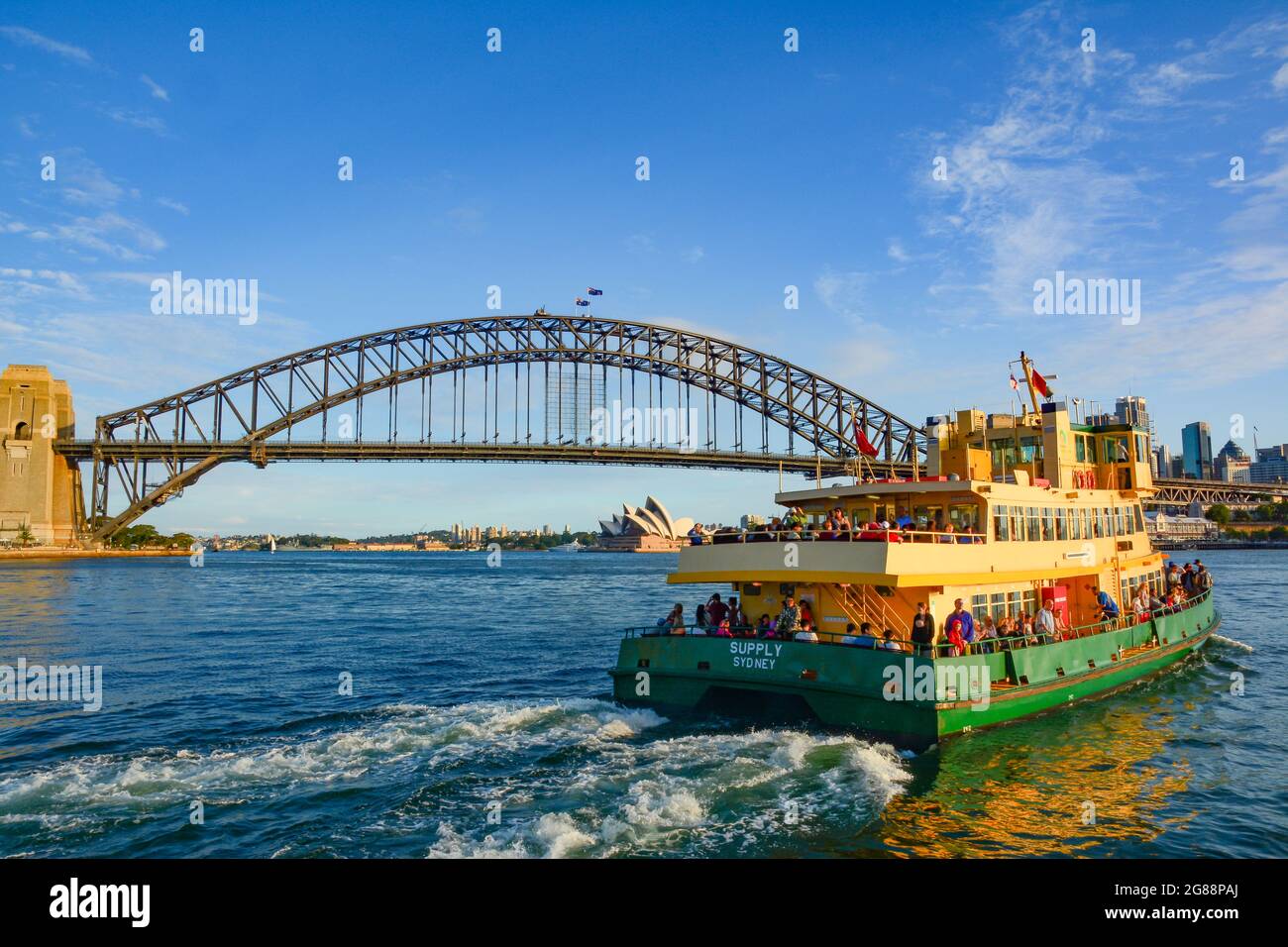 Arch bridge across sydney harbour hi-res stock photography and images ...