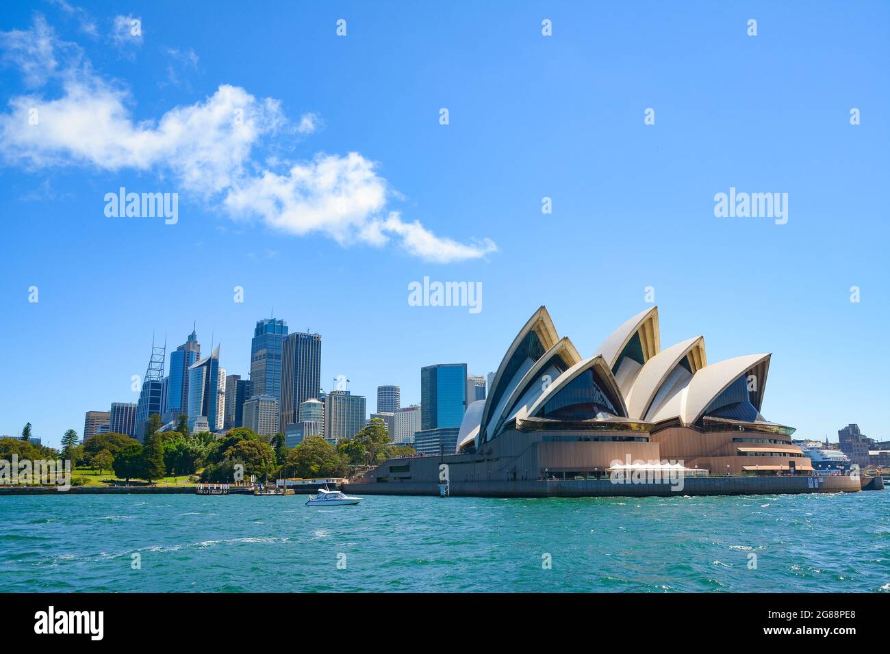 Sydney Opera House and skyline of Sydney central business district in ...