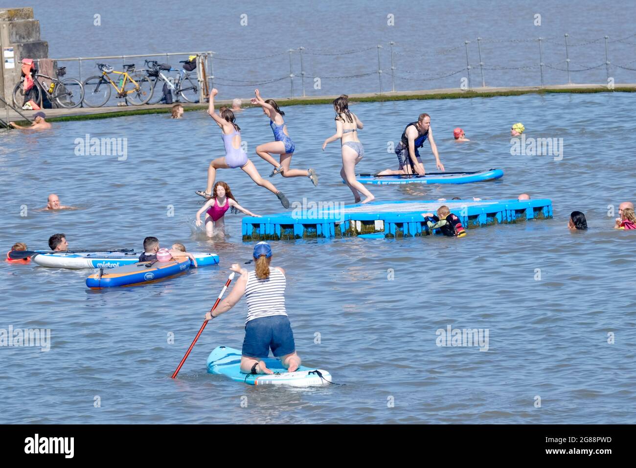 Clevedon, Somerset, UK. 18th July, 2021. Clevedon Marine Lake draws in ...