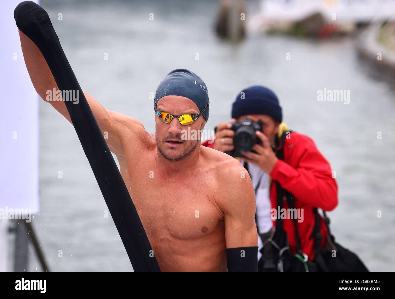 Taking off wetsuit hi-res stock photography and images - Alamy