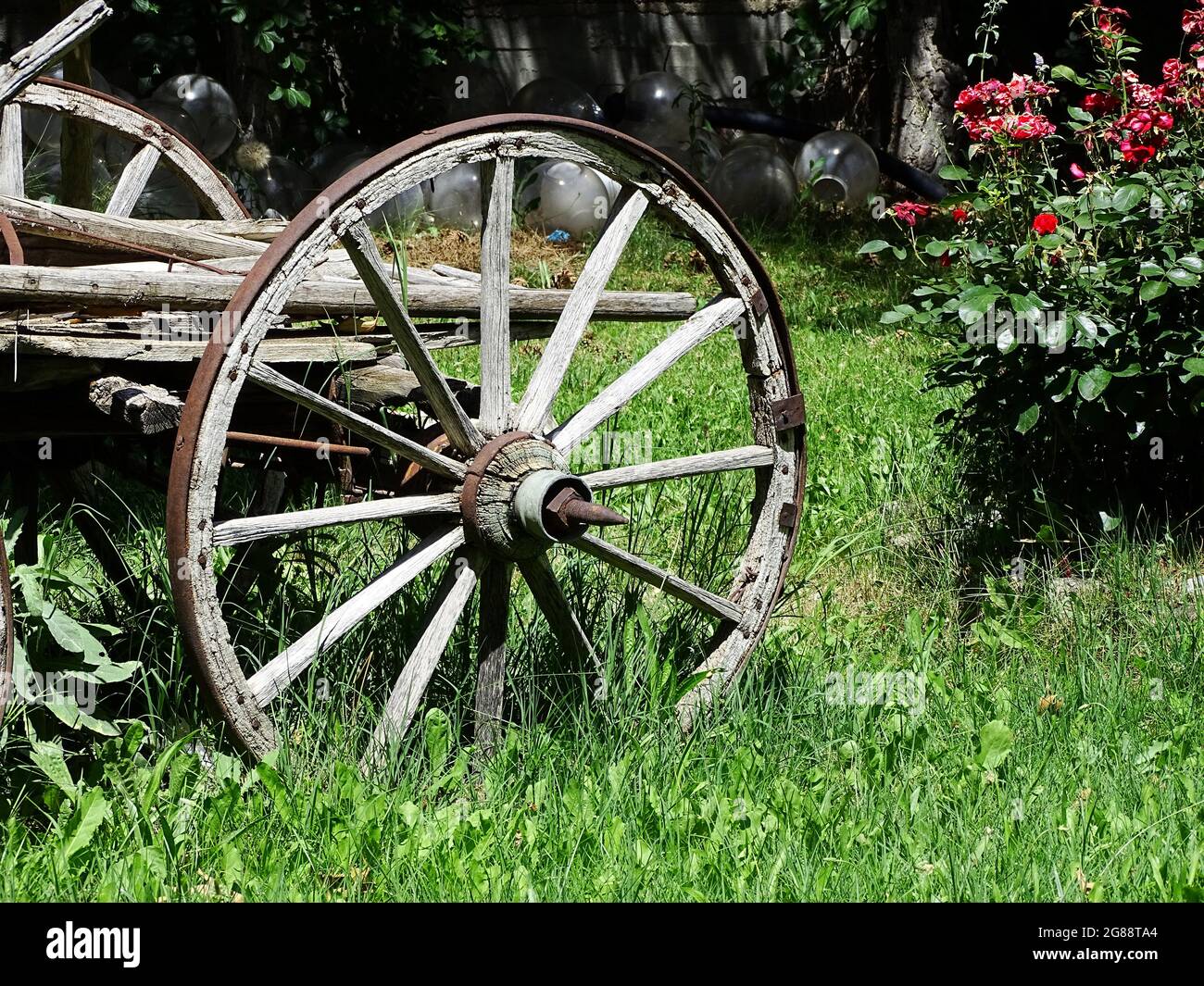 Old cart wheel in hi-res stock photography and images - Alamy
