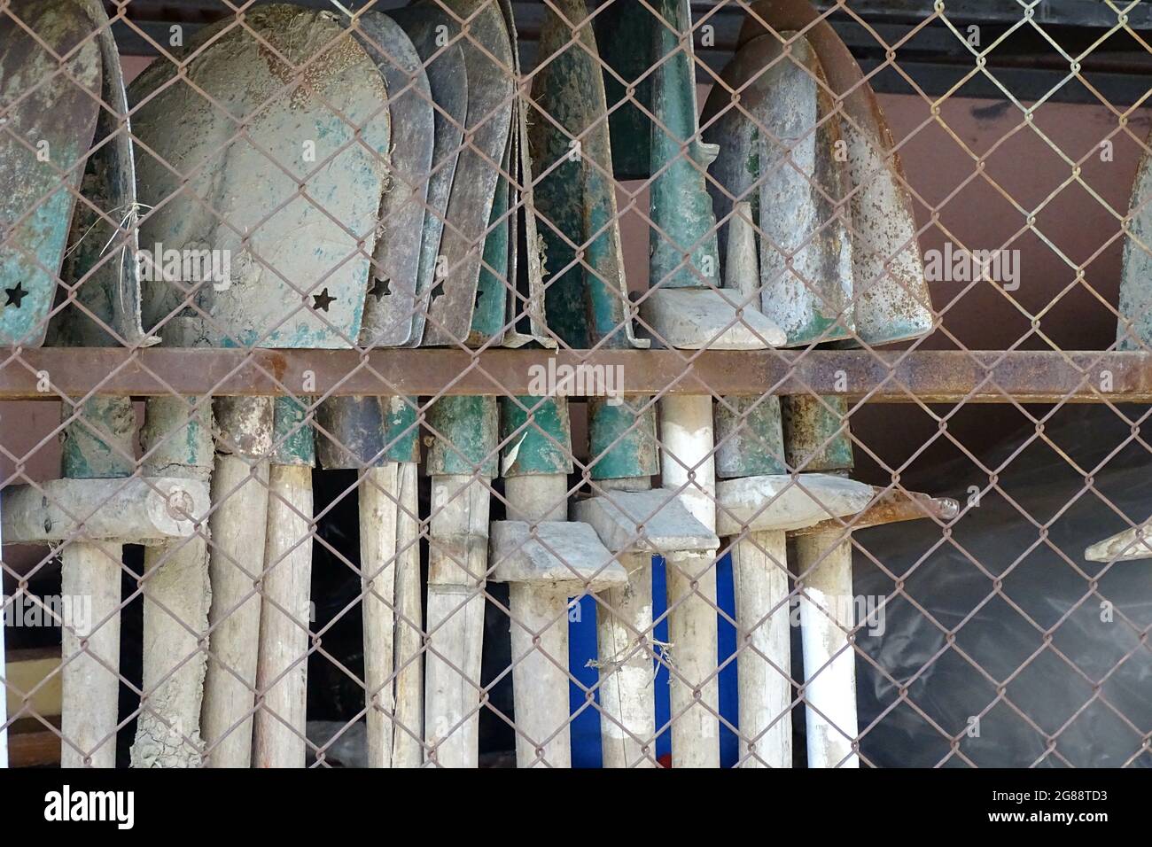 Pile of shovels hi-res stock photography and images - Alamy