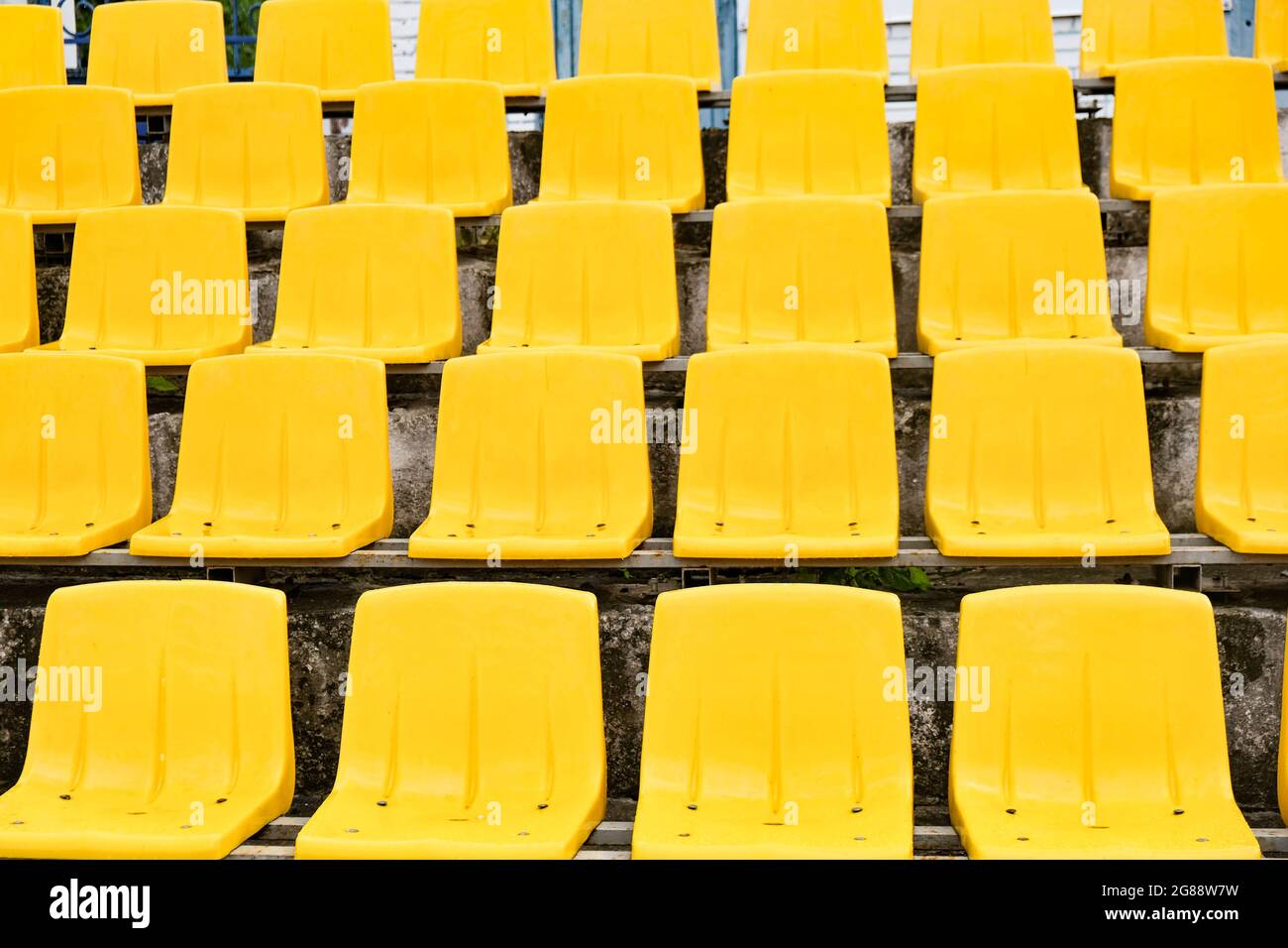 Yellow stadium seating hi-res stock photography and images - Alamy