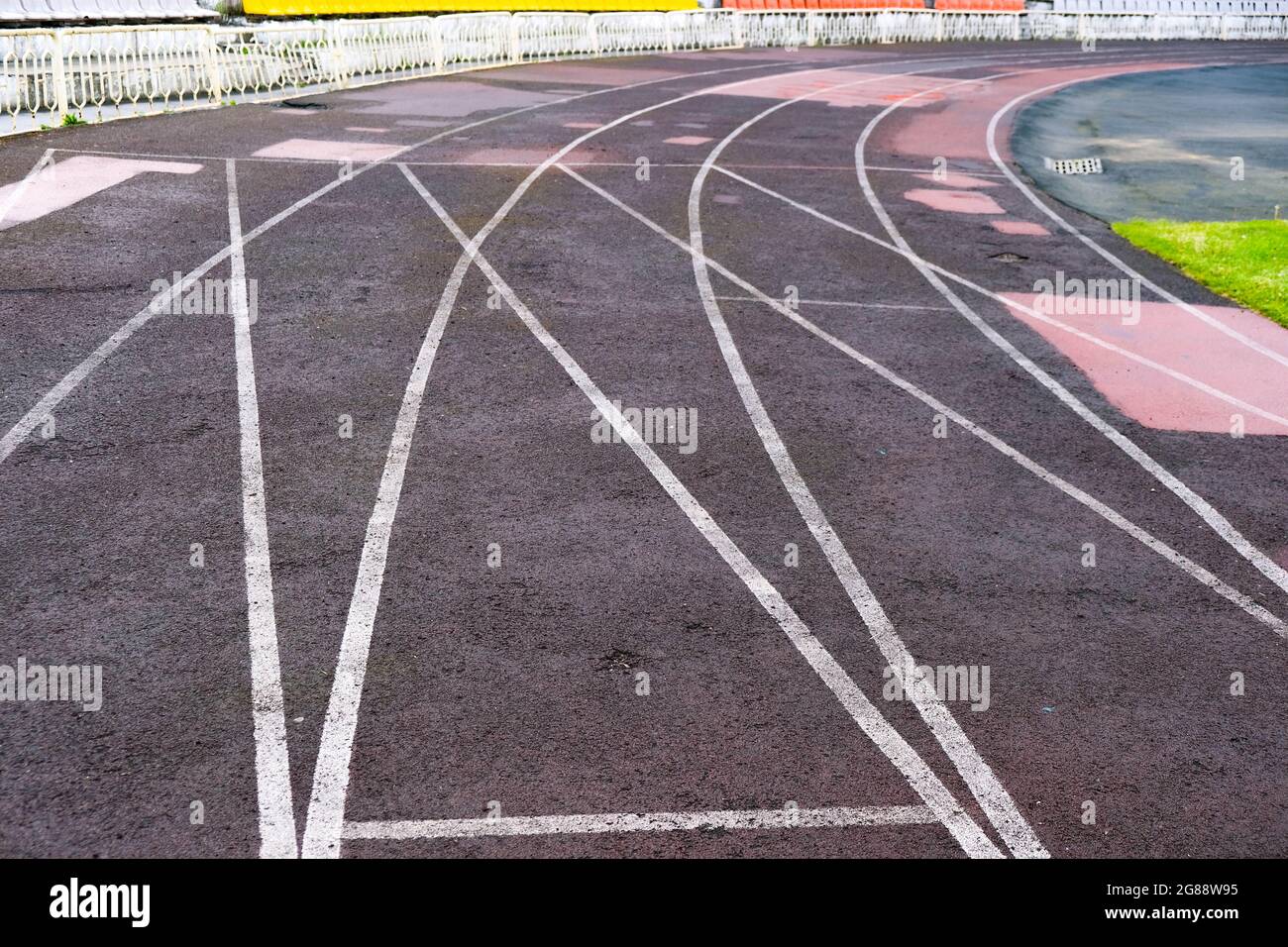 Grass running track markings hi-res stock photography and images - Alamy