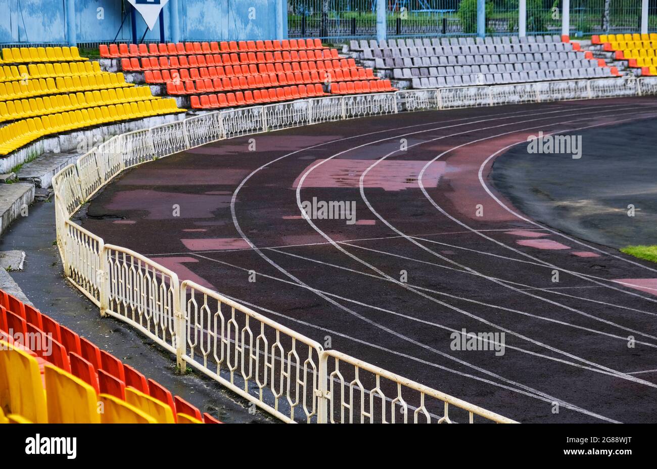 Grass running track markings hi-res stock photography and images - Alamy