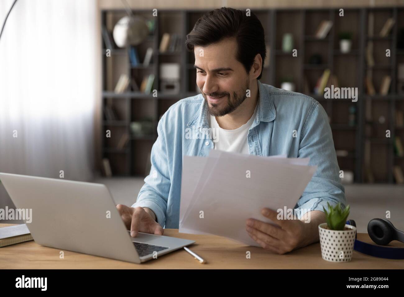 Person computer paperwork data hi-res stock photography and images - Alamy