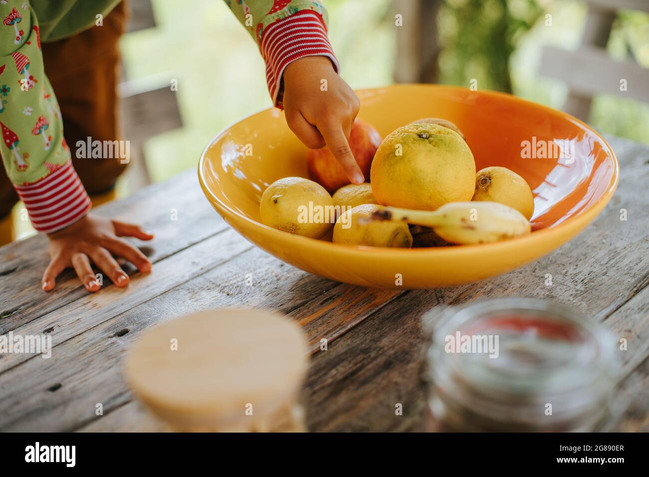 Kids hand pointing hi-res stock photography and images - Alamy